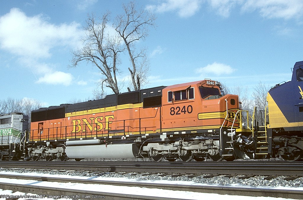 BNSF SD75m 8240